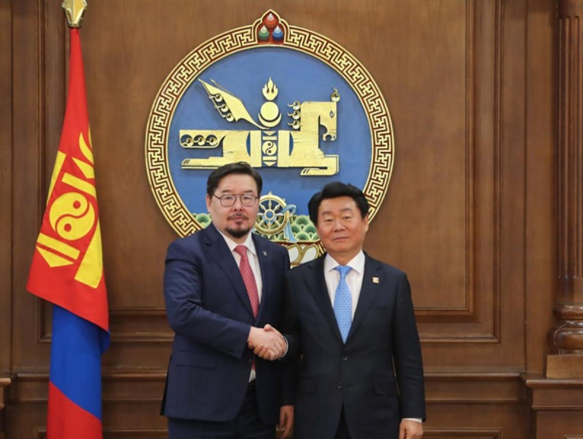 УИХ ын дарга Г Занданшатар Элчин сайд Ким Жун Гү г хүлээн авч уулзлаа