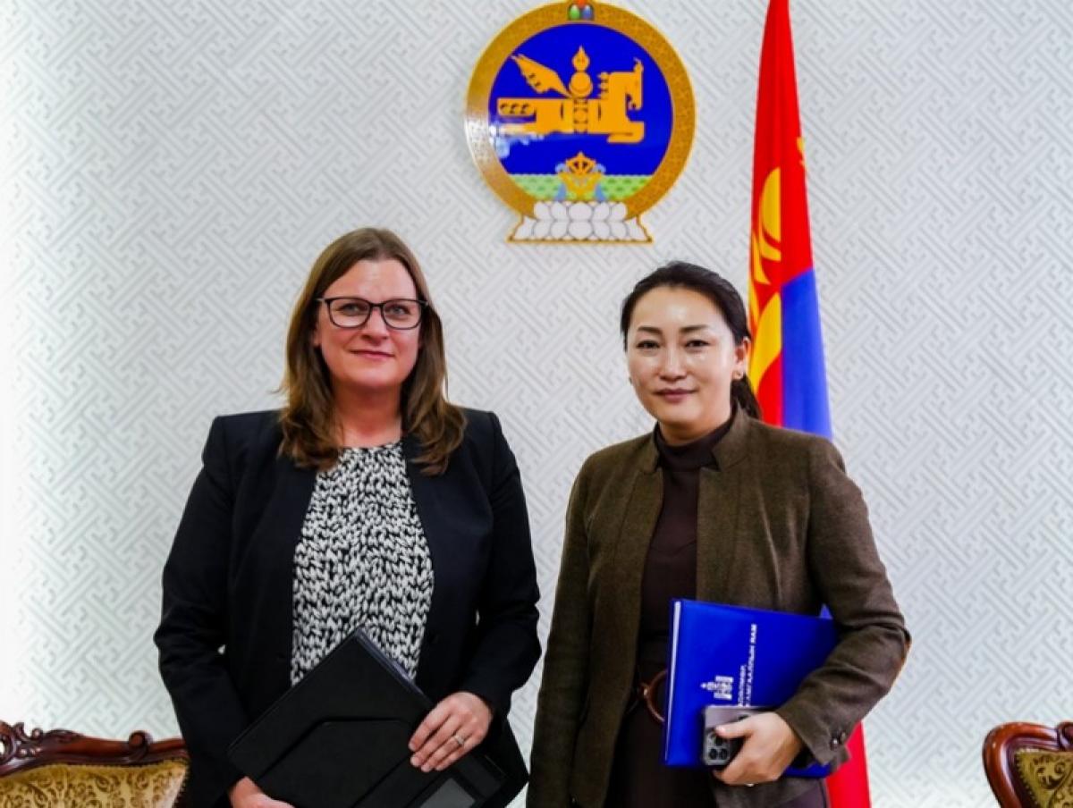 Азийн хөгжлийн банкны суурин төлөөлөгч Шаннон Кристин Коулиныг хүлээн