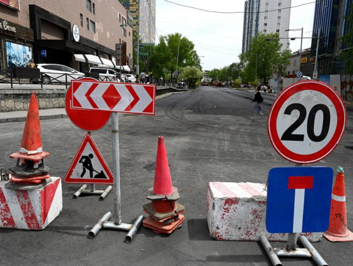 Метромоллын уулзвараас Хүнсний 4 дүгээр дэлгүүрийн уулзвар хүртэлх авто замыг засварлаж байна