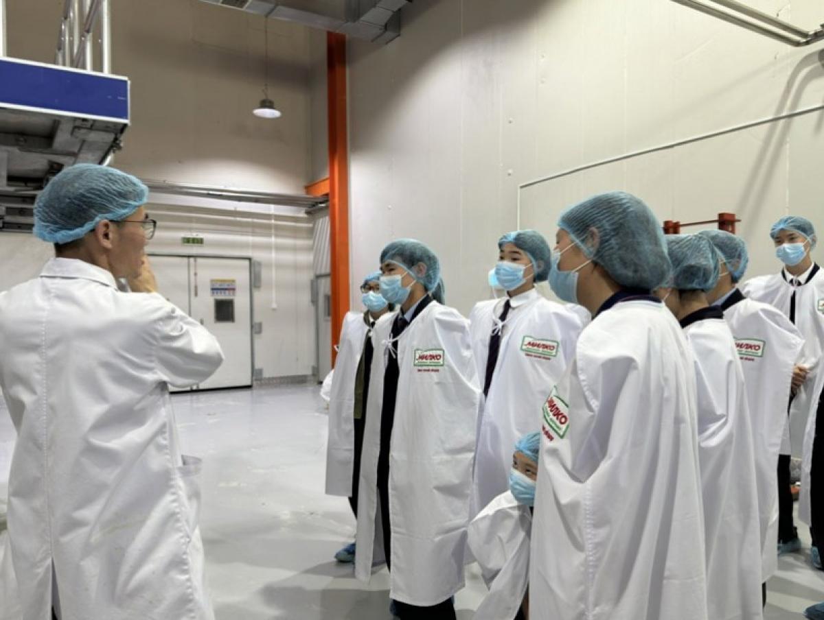 ЕБС ийн сурагчид сүү сүүн бүтээгдэхүүний үйлдвэрүүдтэй танилцав